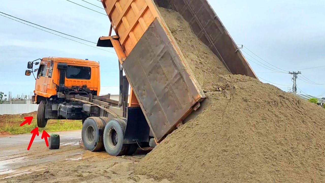 Mobil Truk Besar Muatan Pasir Super Full Bak Atraksi Jumping Saat ...