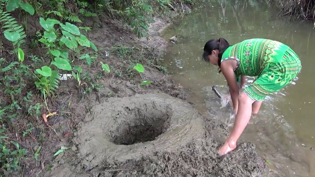 Primitive Skills Dig Mud Hole To Build Fish Trap Catch Fish For ...