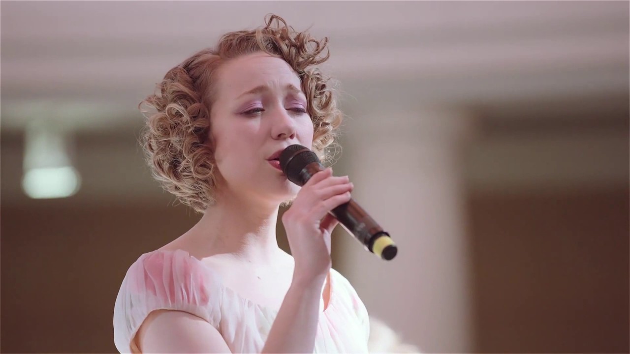 "Somewhere Over The Rainbow" performed by Annie Ellicott - YouTube