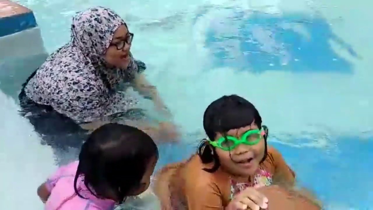 Weekend bareng Janah dan Aliya main di water park - YouTube