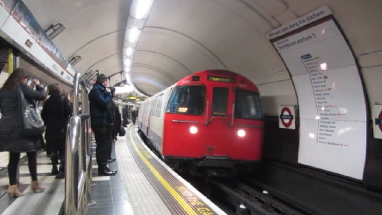 UK: London Underground, a northbound Bakerloo Line service arrives into ...