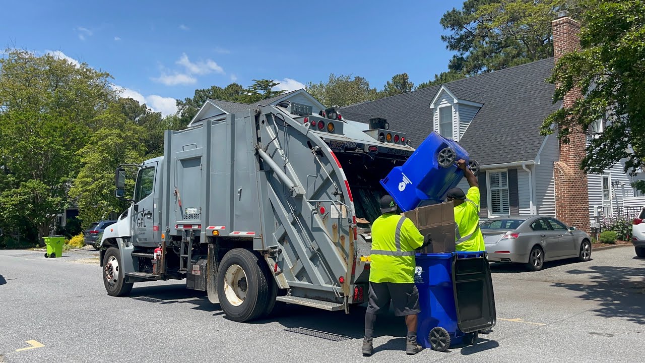 GFL Hino Heil Formula 4000 rear loader garbage truck - YouTube