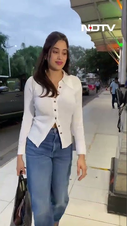 Janhvi Kapoor Chose A Casual OOTD For Her Airport Look - YouTube
