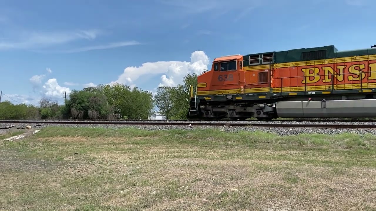 Local BNSF heading West from San Antonio - YouTube