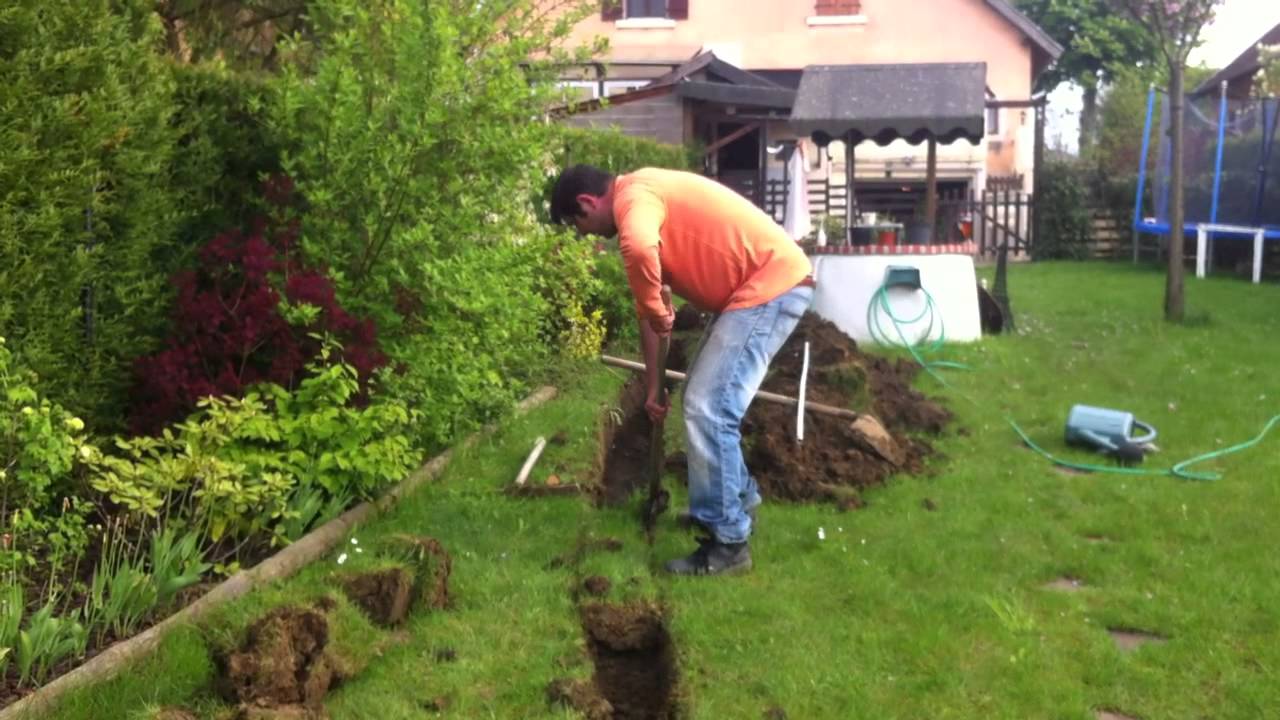 Une tranchée dans le jardin - YouTube