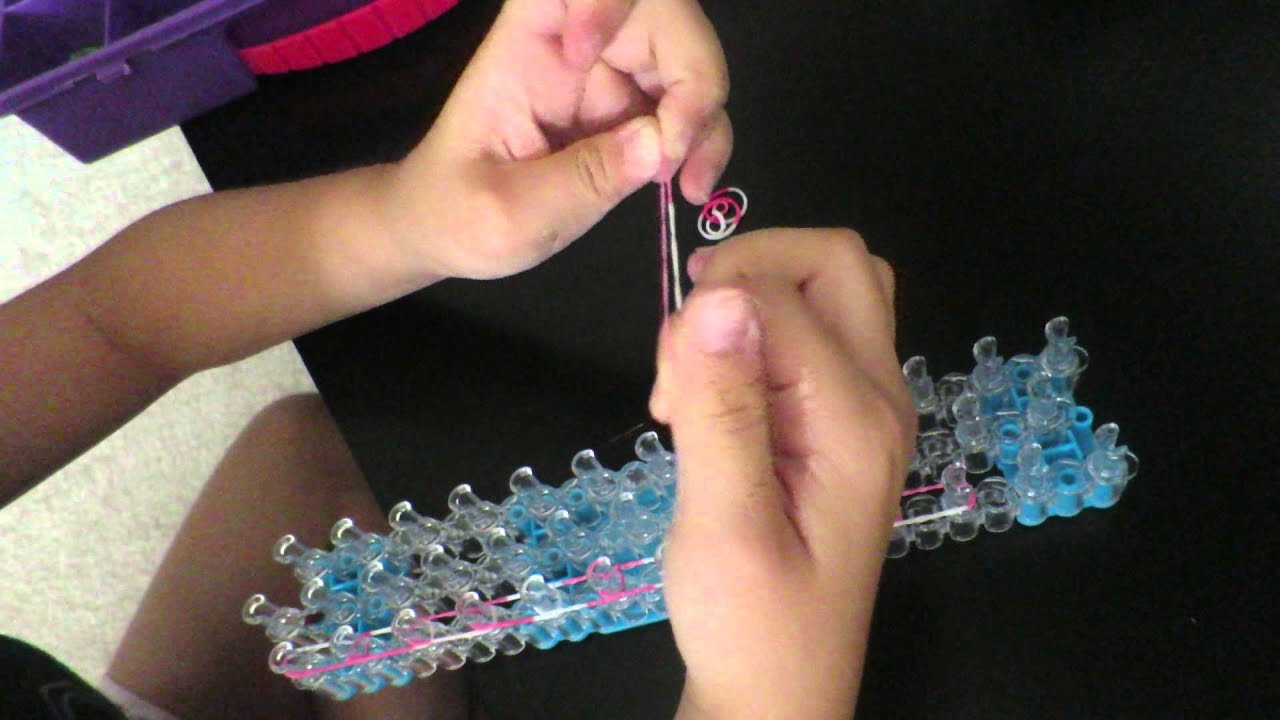 How to make a TRIPLE SINGLE bracelet ( rainbow loom ) Part 1 - YouTube