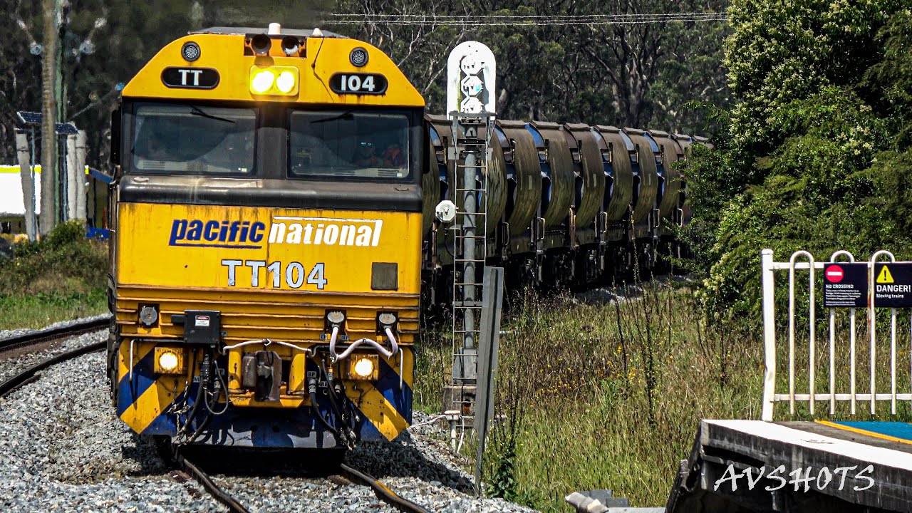 Pacific National TT 104, 108 Gravel Train passing TAHMOOR NSW + SHL ...