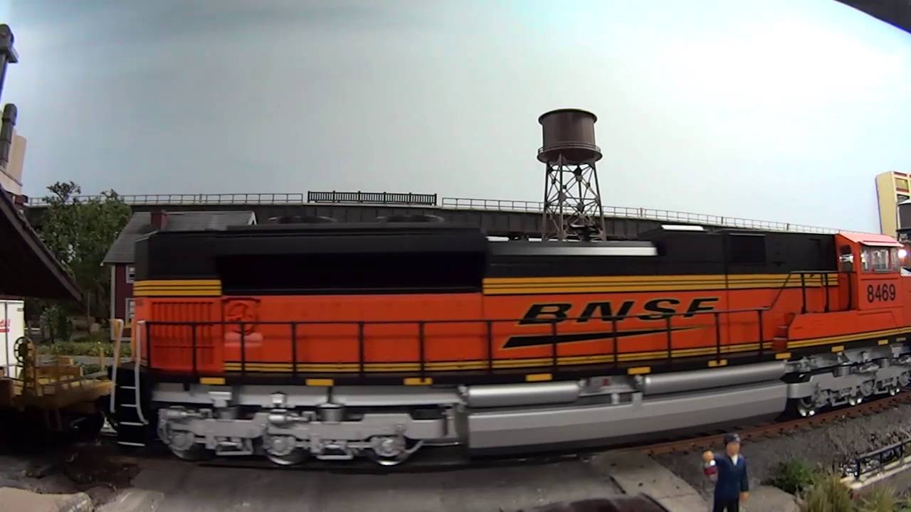 BNSF MTH GE Dash 9 Walthers EMD SD70ACe - YouTube