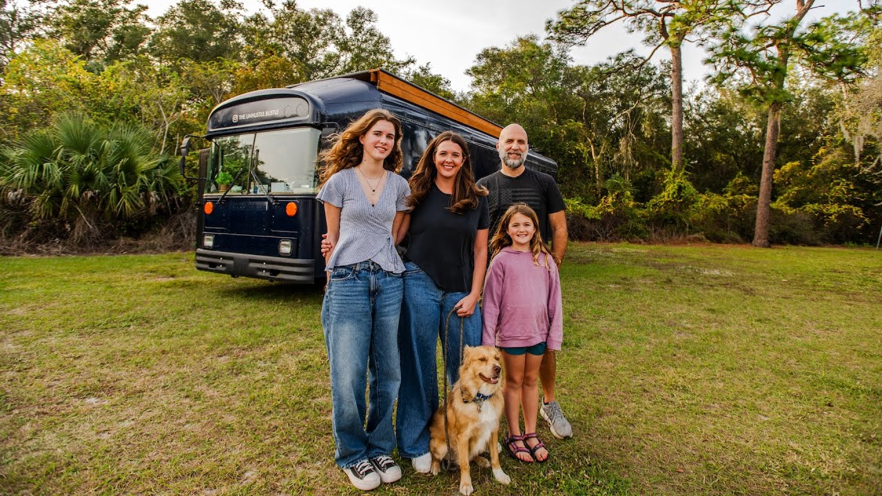 Pequeña casa familiar con autobús escolar con techo elevado - YouTube