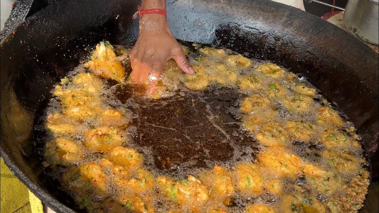 Famous Heat Proof Pakoda Wala of Jaipur | Kishan Pakode Wala | Jaipur ...
