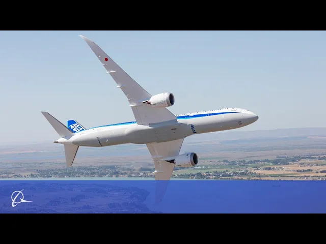 Watch the Boeing 787 Dreamliner Swoop and Soar Like a Fighter Jet
