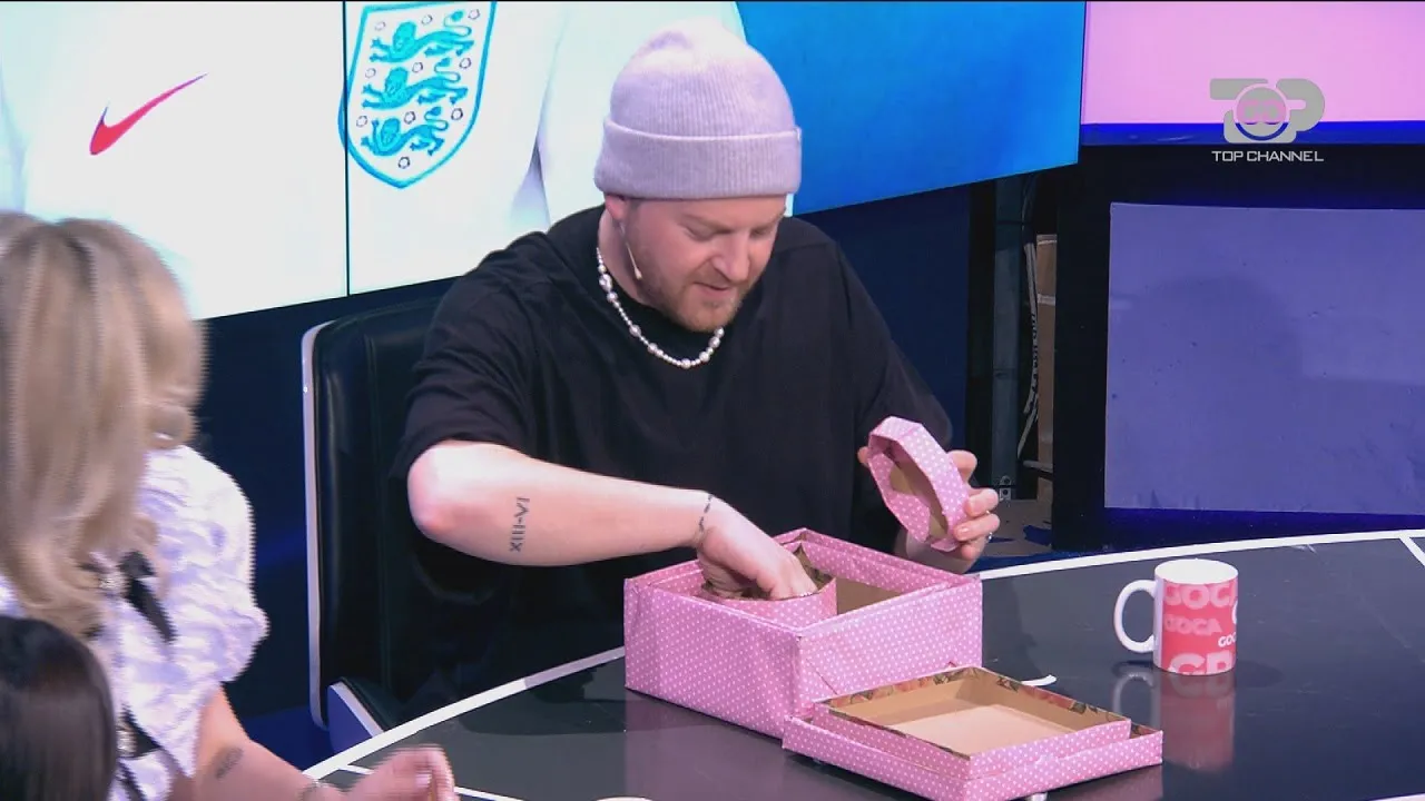 “Një dhuratë për vajzën”, moderatoret surprizojnë Ledionin- Goca & Gra ...